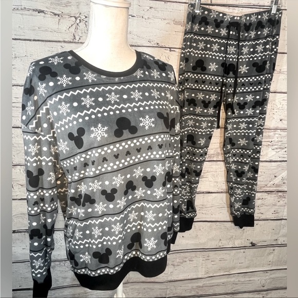 Disney | Intimates & Sleepwear | Disney Pajama Set Mickey Mouse Winter ...